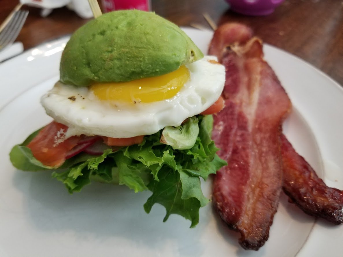 Desayuno de aguacate apilado con bacon crujiente | Receta fácil sin ...