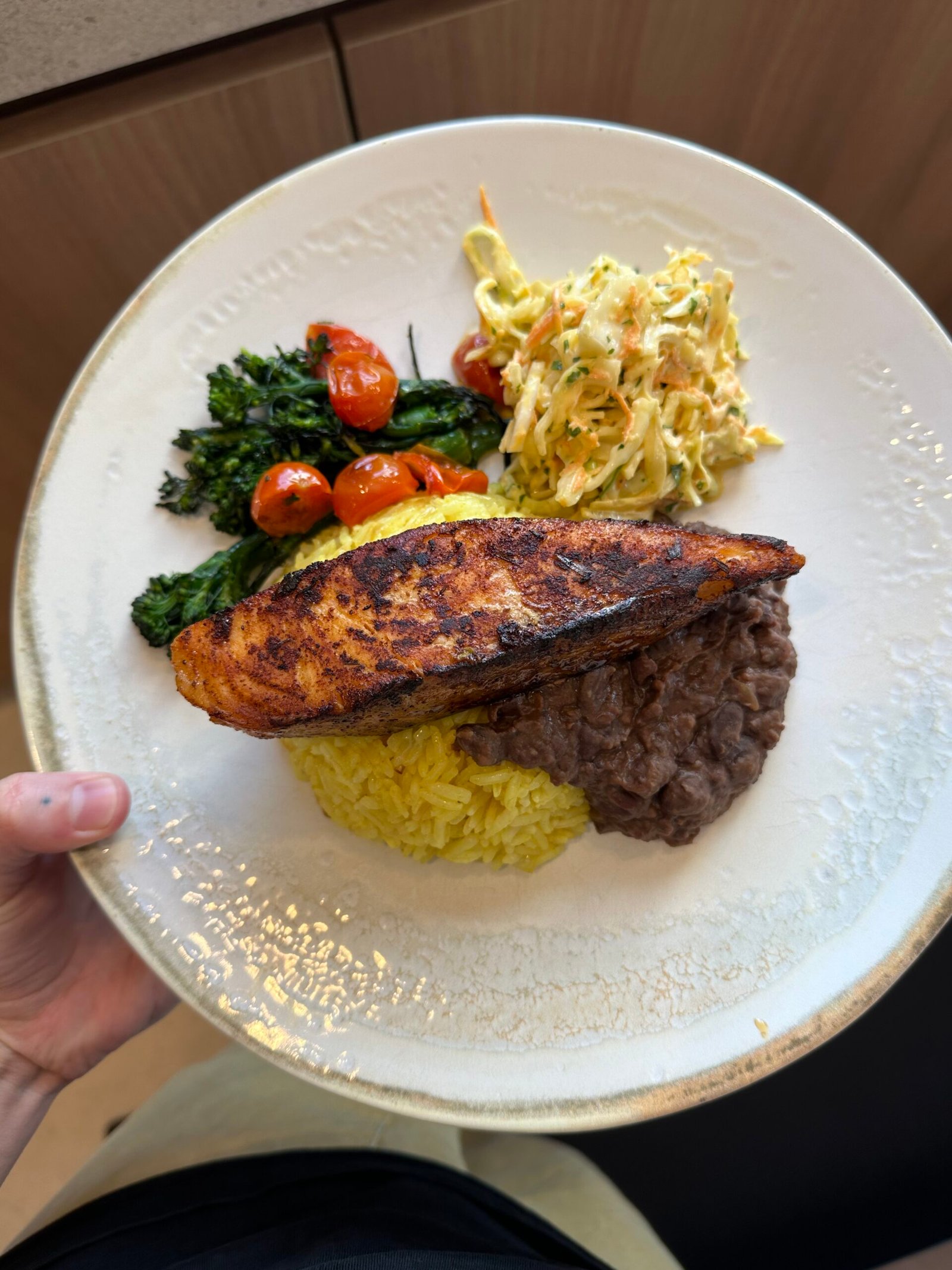 Saumon noirci avec riz au safran, haricots noirs et légumes rôtis ...