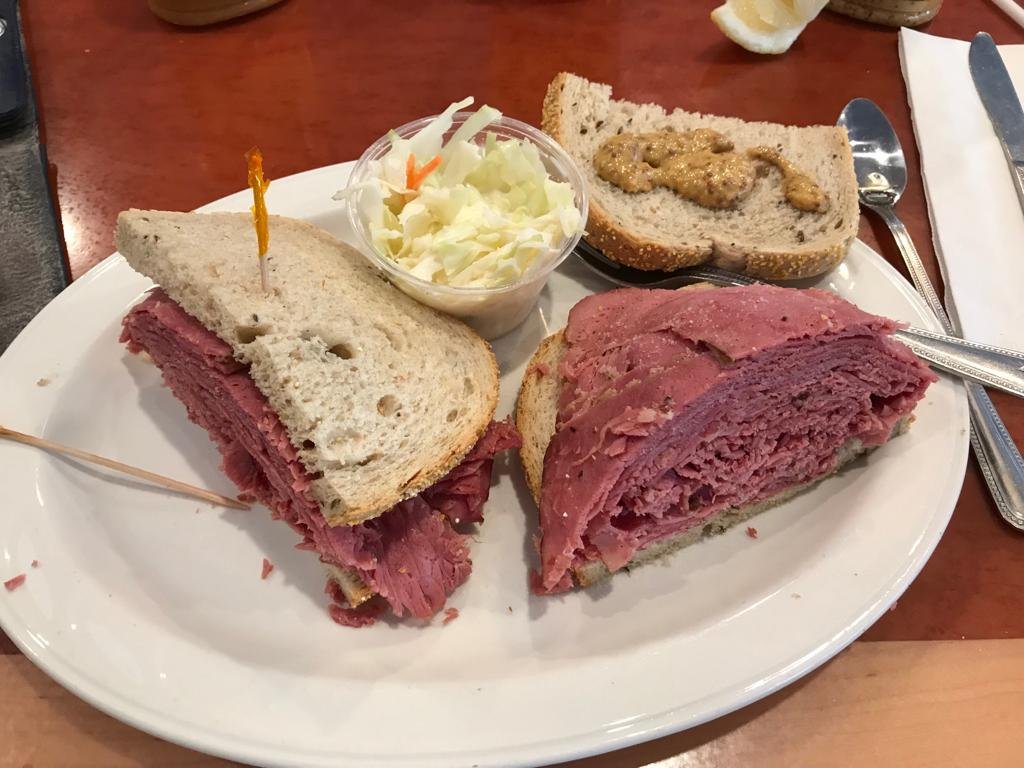 Glutenfreies, laktosefreies und sojafreies Pastrami-Sandwich mit Senf ...