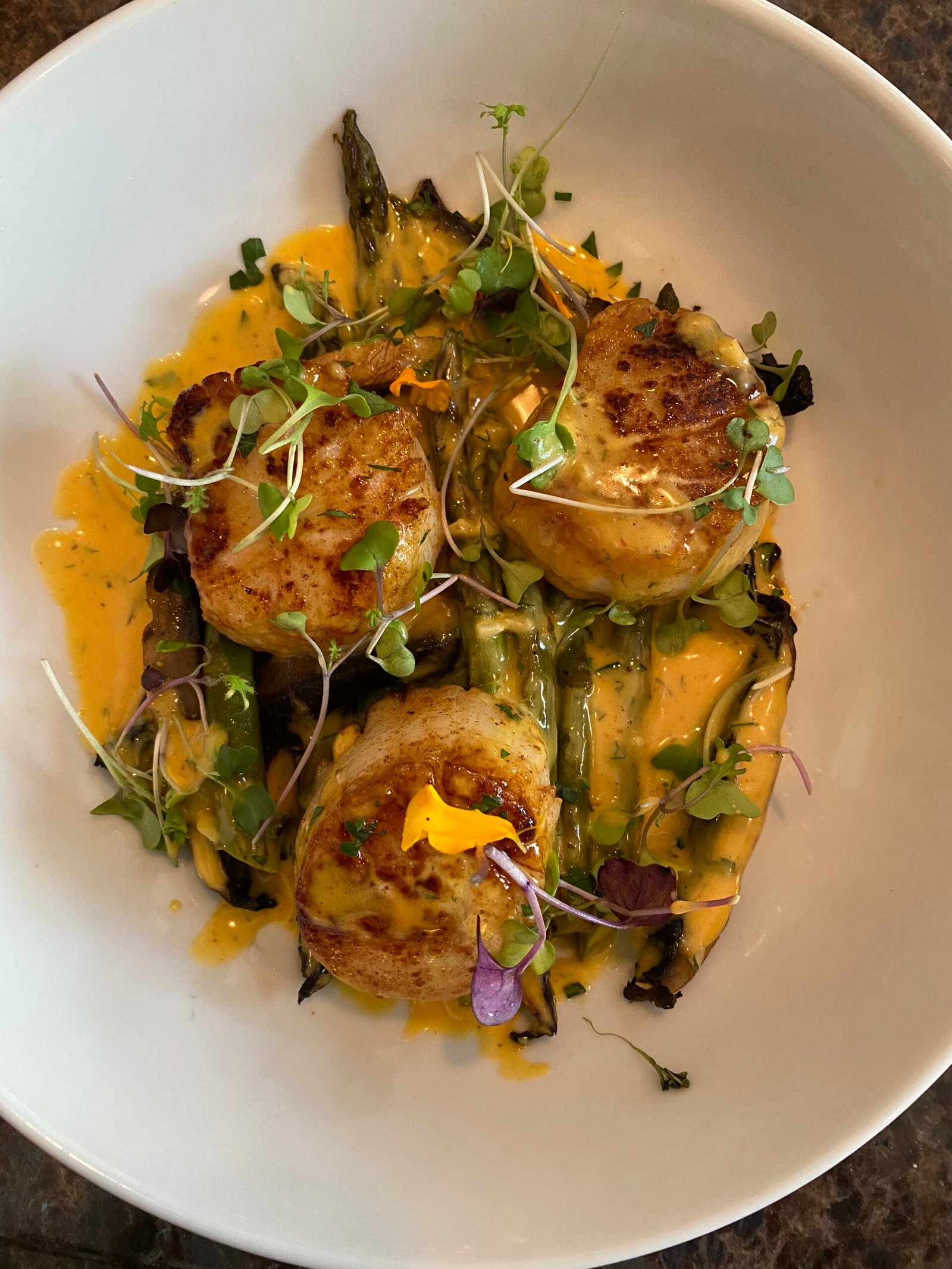Coquilles Saint-Jacques poêlées aux asperges grillées et sauce crémeuse ...